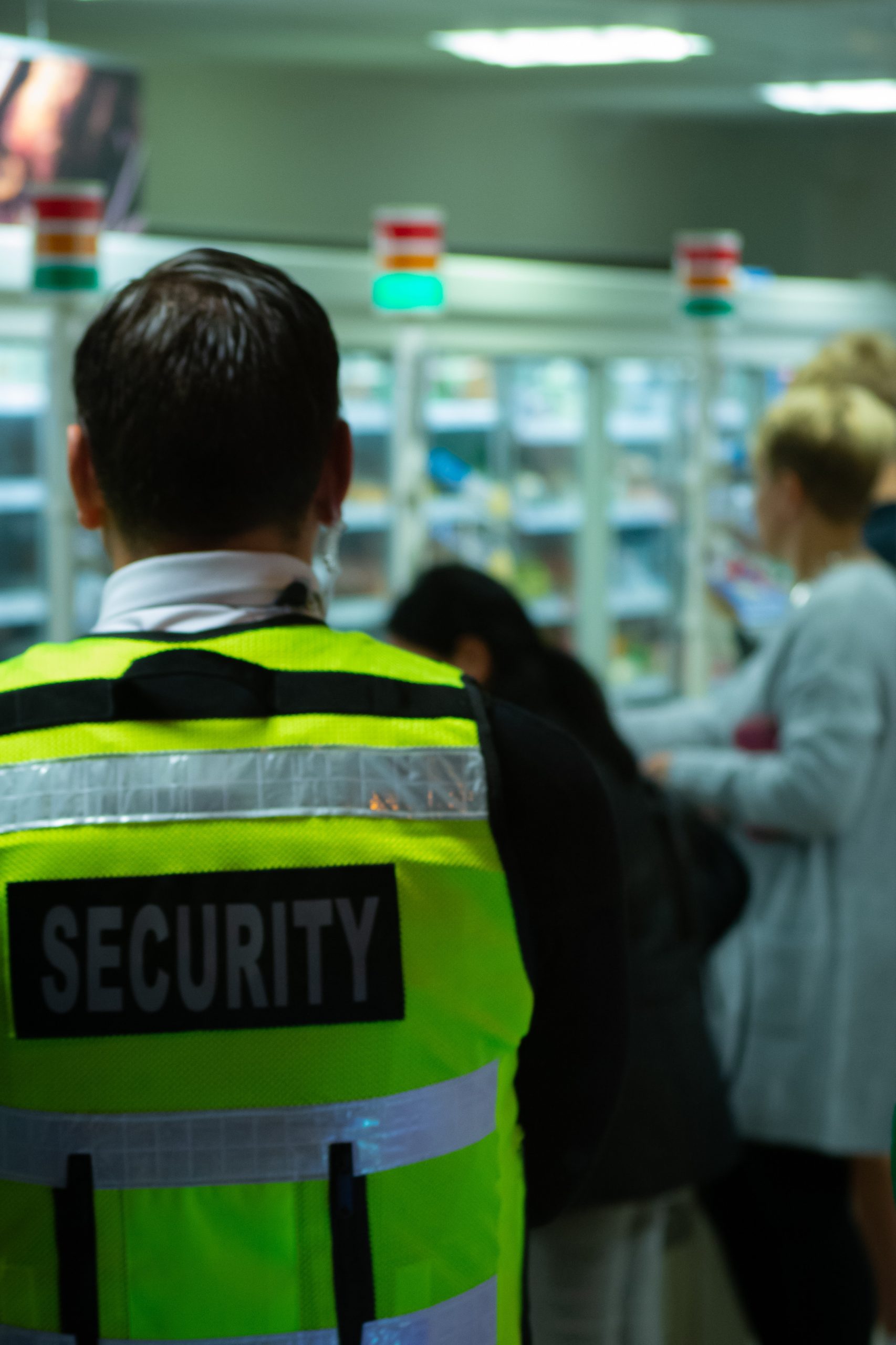Ce face un agent de securitate: Responsabilități și salariu în 2025 ...